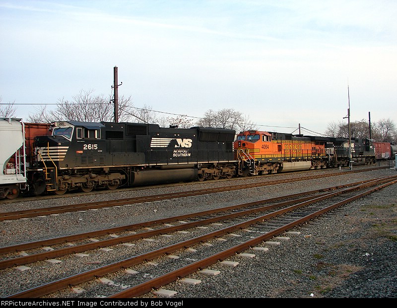 NS 2615 and BNSF 4064